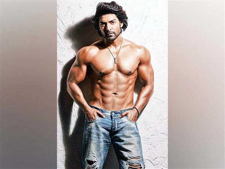 Gurmeet Choudhary drops pictures of his toned body