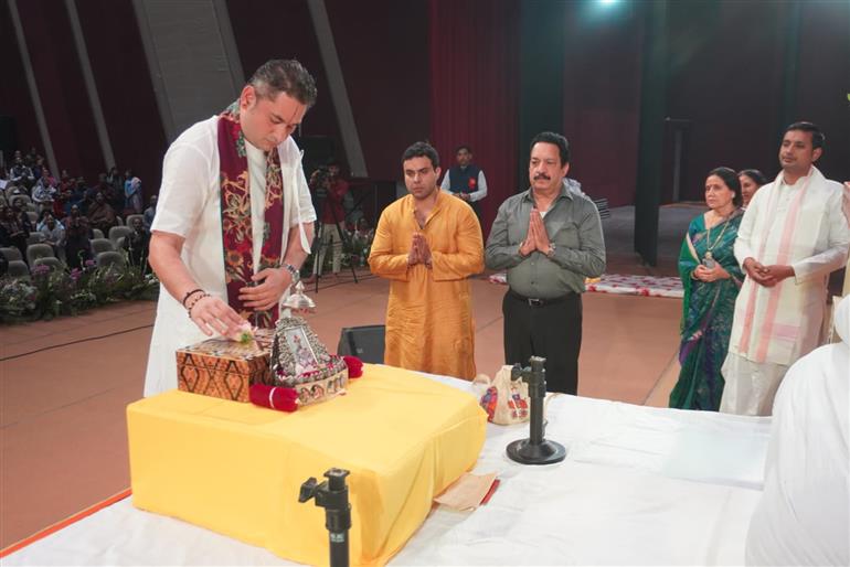 Braj Ras Katha begins with Shri Pundarik Goswami Ji Maharaj