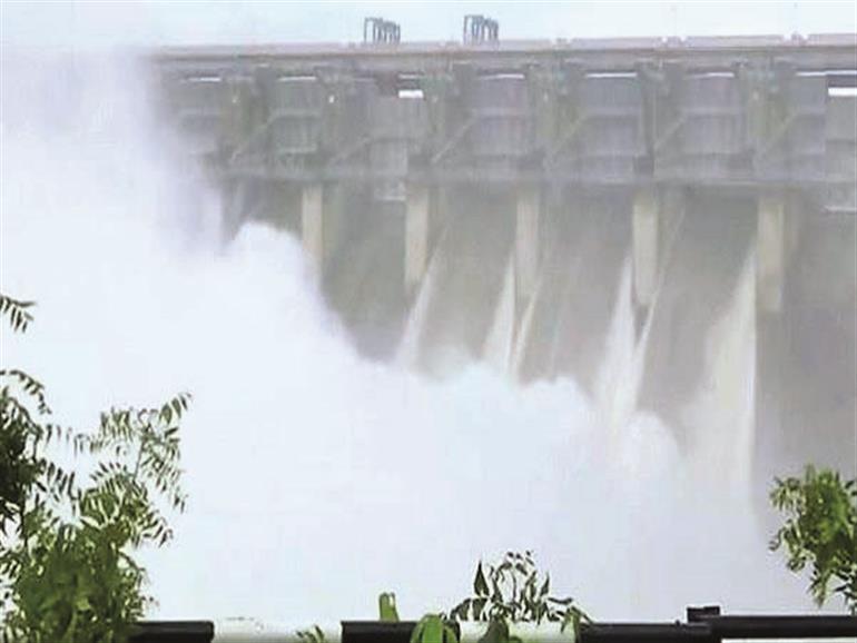 Amid heavy rains in Gujarat, massive amount of water discharged from Ukai Dam in Tapi